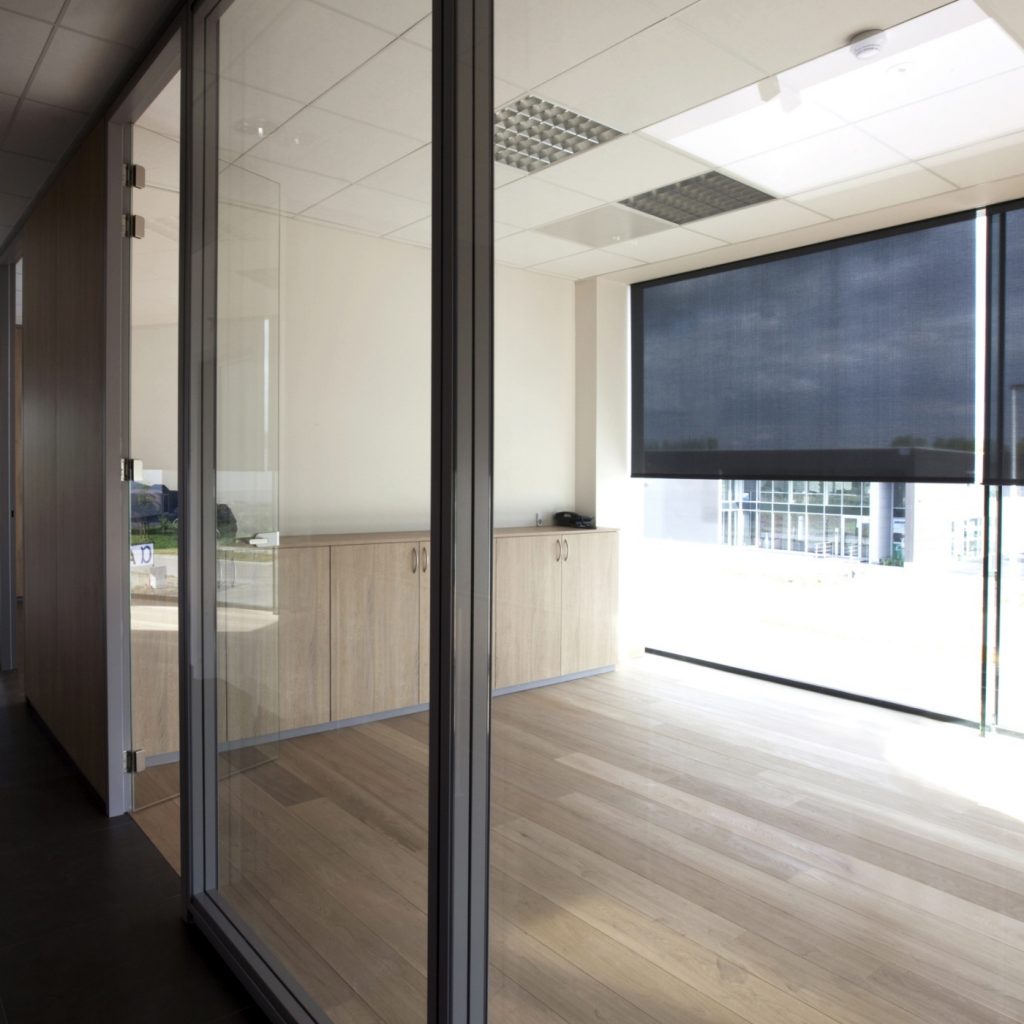 Store enrouleur screen - Maison Bleue Luxembourg