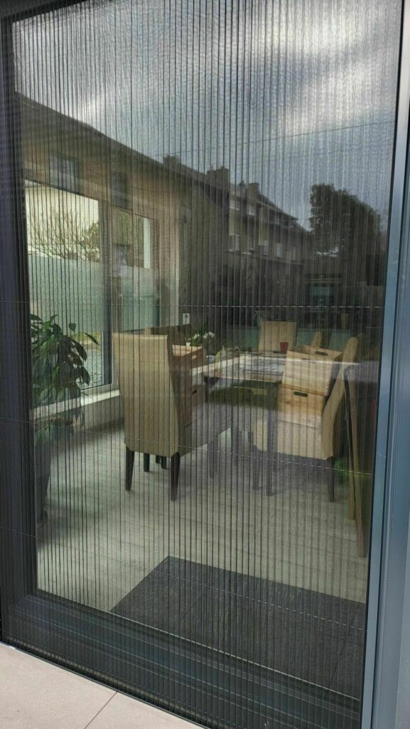 Moustiquaire Porte Plissée sur-mesure - Maison Bleue Luxembourg