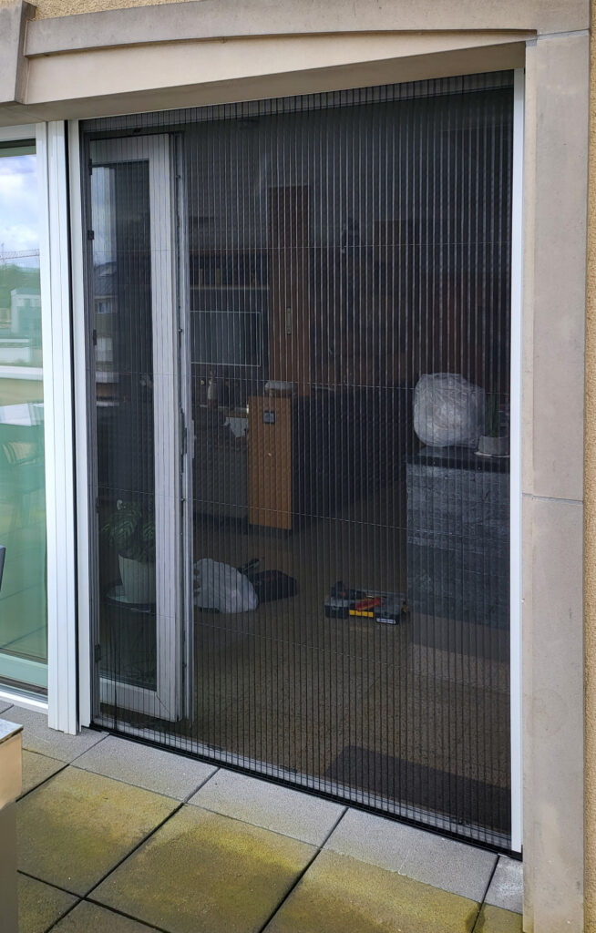 Moustiquaire porte plissée à Dudelange - Maison Bleue Luxembourg